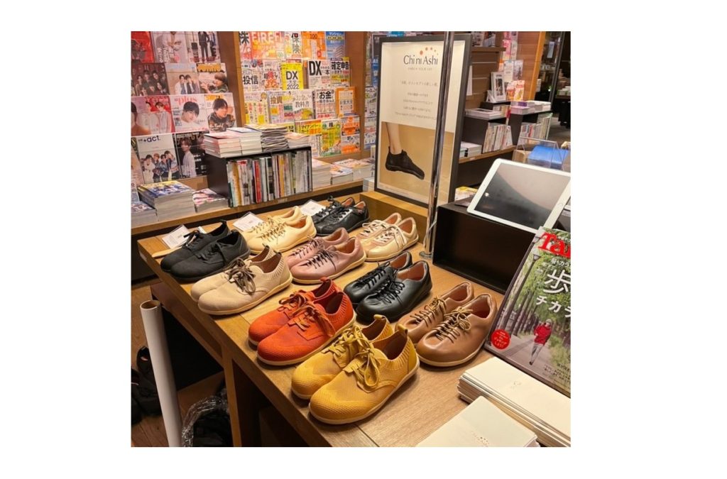 興和、「Chi ni Ashi（チニアシ）」のポップアップショップを代官山 蔦屋書店で展開中（10月31日まで） | シューズポストオンライン ...