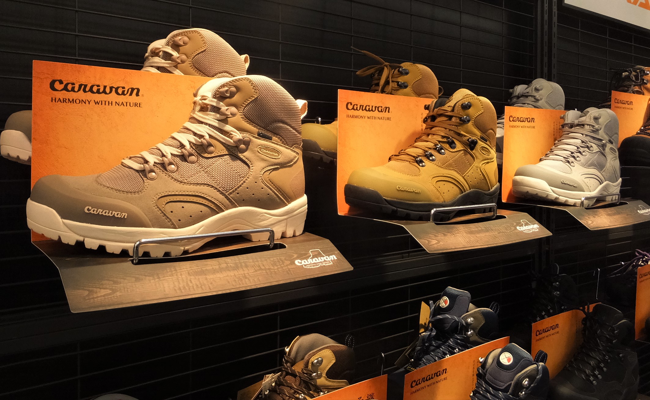 登山入門者から使える「キャラバンシューズ」の定番「C1_02S」に3色のアースカラーが加わる | シューズポストオンライン｜シューズ専門の総合 ...