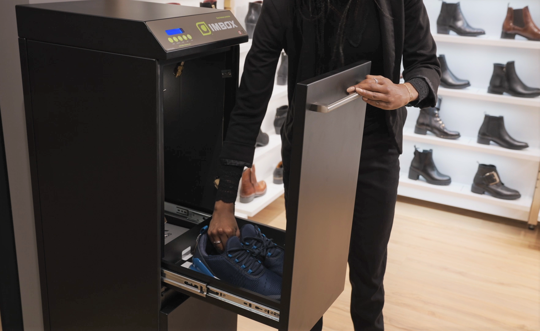 店頭でシューズに撥水・防汚・UVプロテクト加工等を施す「IMBOX（インボックス）」の売り場への導入が進む | シューズポストオンライン ...